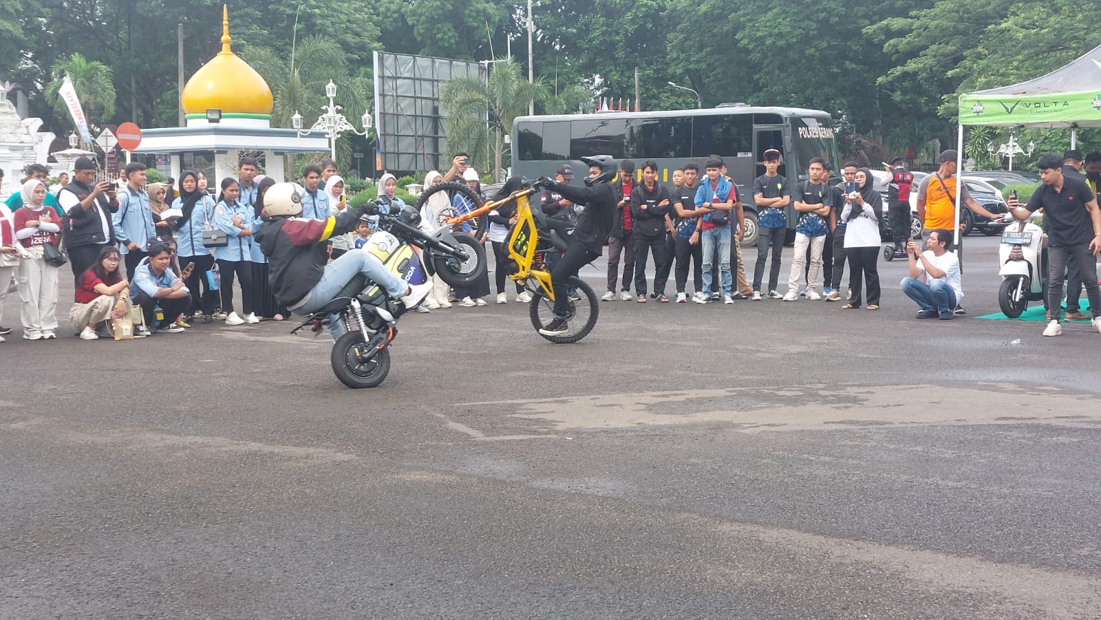 Aksi Motor Listrik Tampil Ciamik di Banten Electric Vehicle Freestyle ...